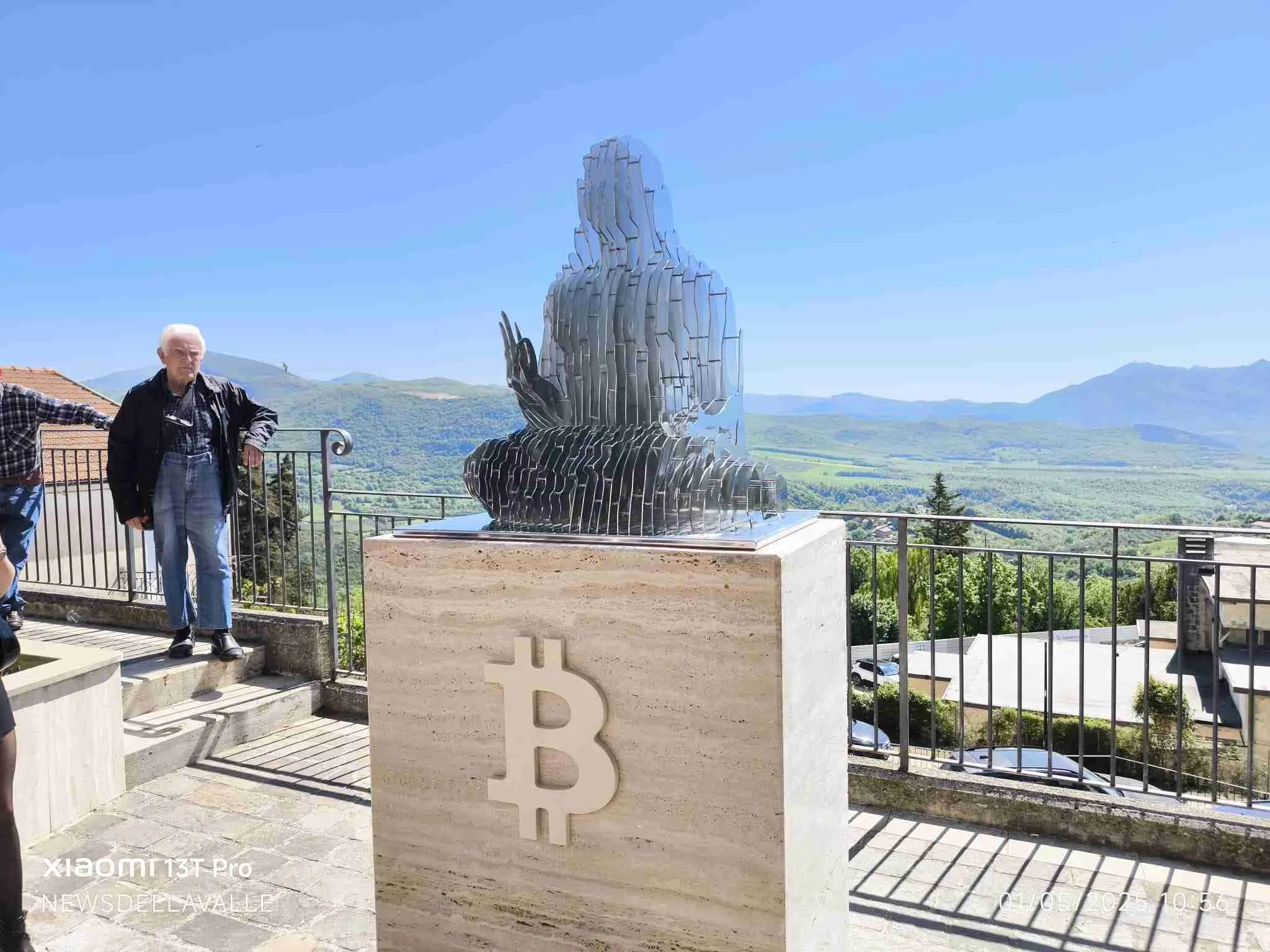Fornelli inaugure le premier monument italien à Satoshi Nakamoto et devient le premier village ...
